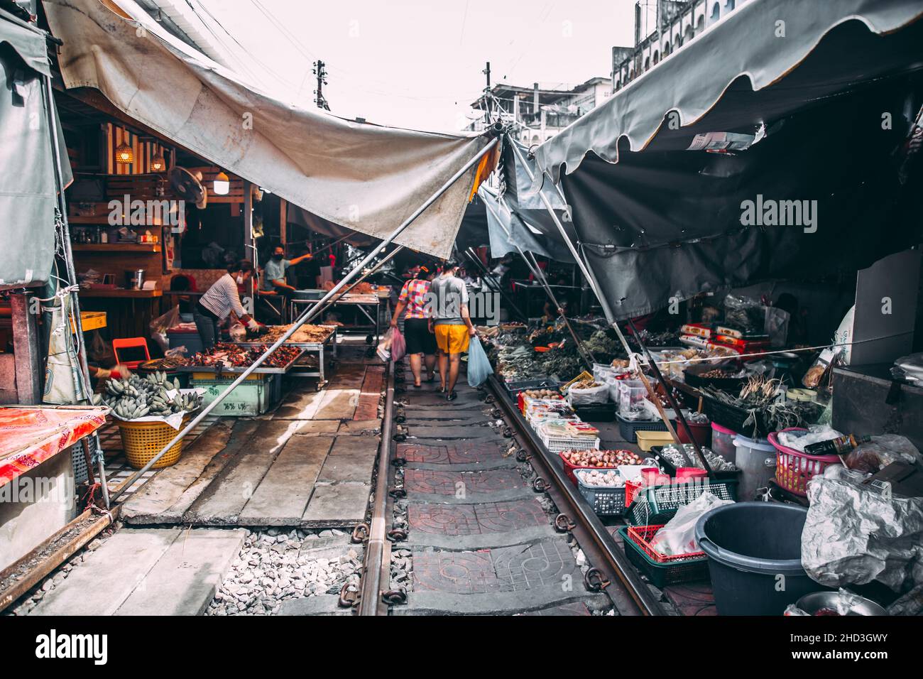 Talad rom hub railroad market hi-res stock photography and images - Alamy