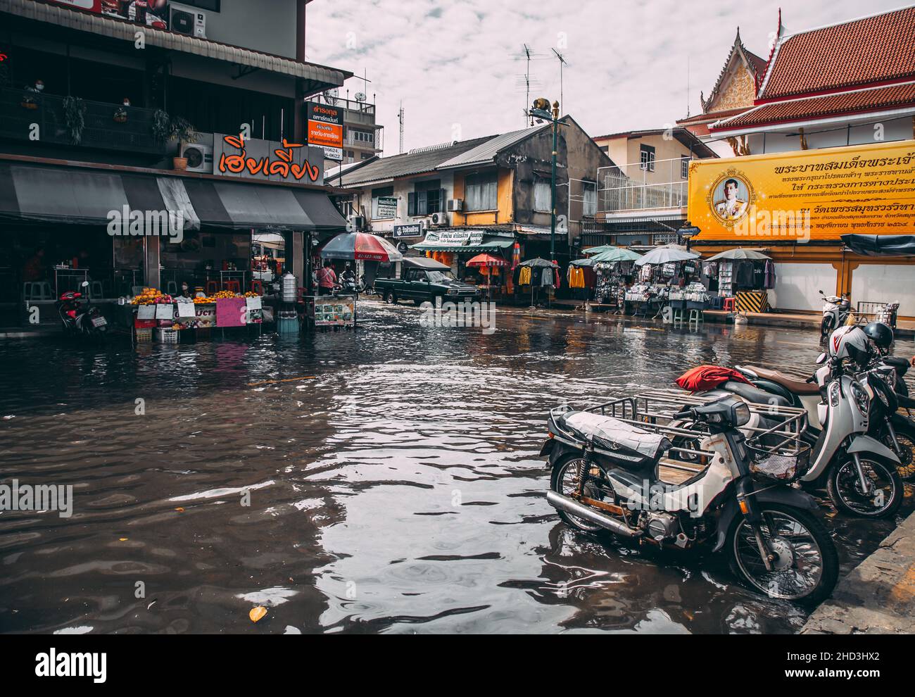 Talad rom hub railroad market hi-res stock photography and images - Alamy