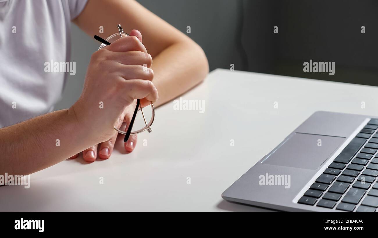 Angry man about to throw laptop hi-res stock photography and images - Alamy