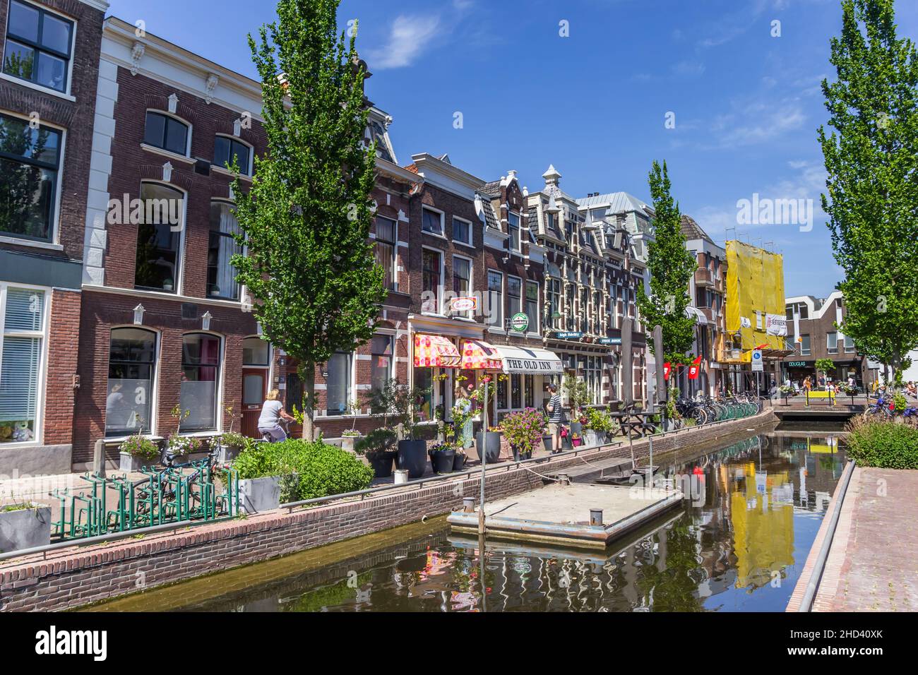 Historic houses at the Turfmarkt canal in Gouda, Netherlands Stock ...