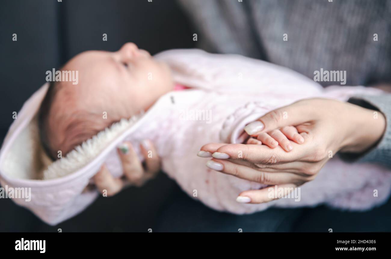Close-up of a pen of a newborn baby girl in mom's hand Stock Photo - Alamy