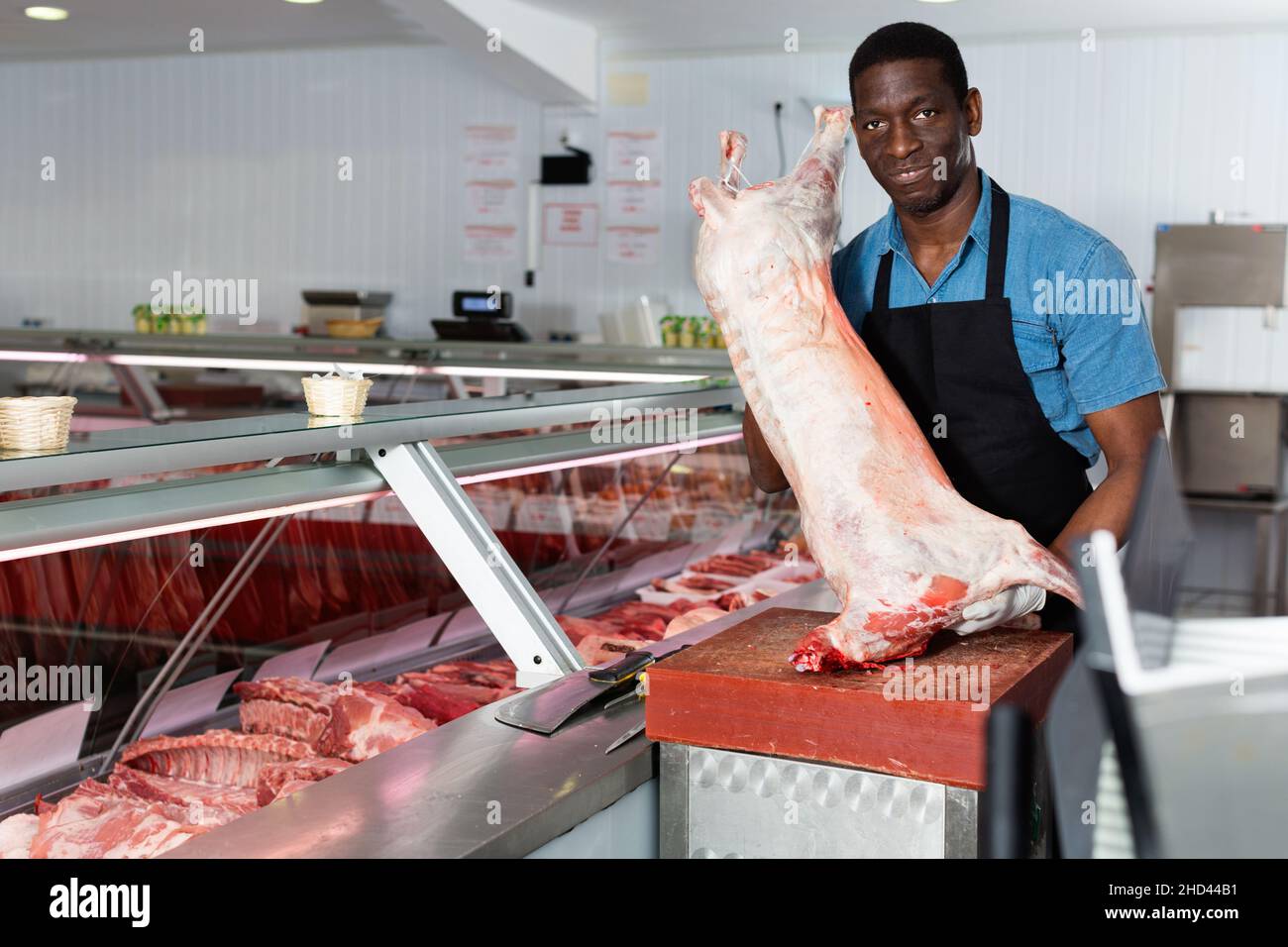 Butcher cutting meat african man hi-res stock photography and images ...