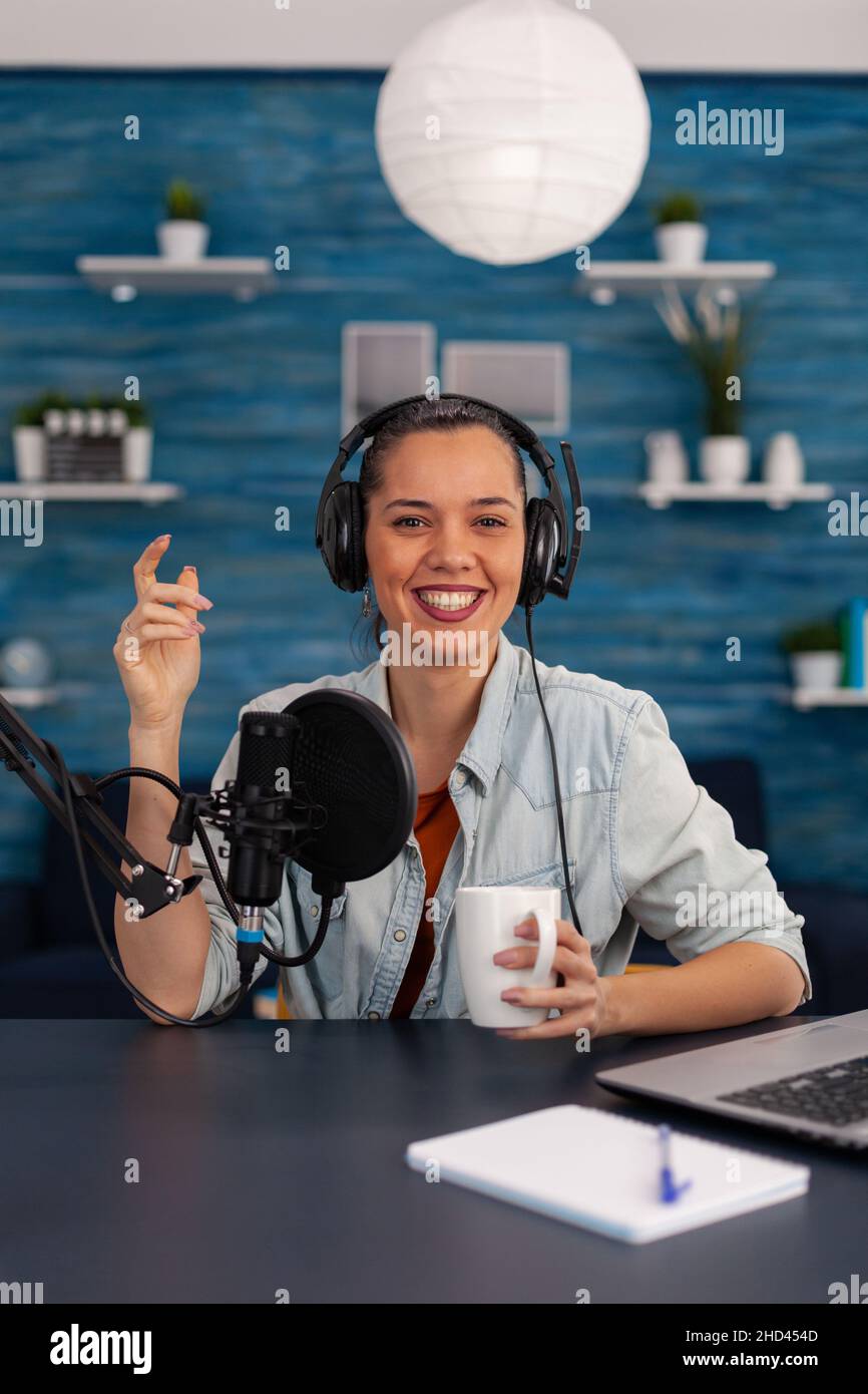 Woman facing camera hi-res stock photography and images - Alamy
