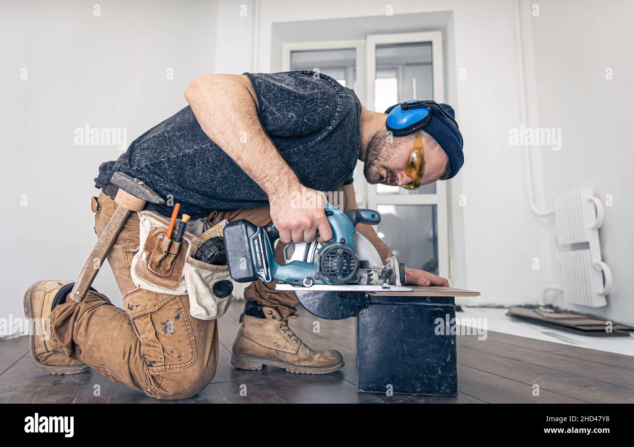 Circular Saw, carpenter using a circular saw for wood Stock Photo - Alamy