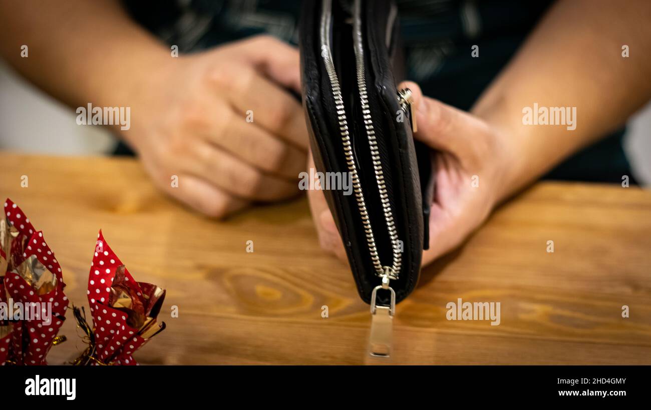 Empty male wallet one hi-res stock photography and images - Alamy