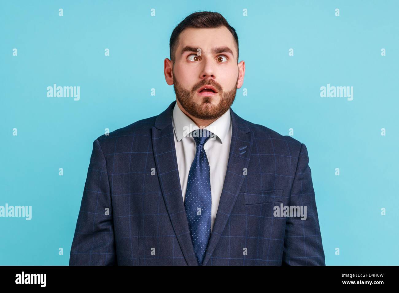 People looking around wow hi-res stock photography and images - Alamy