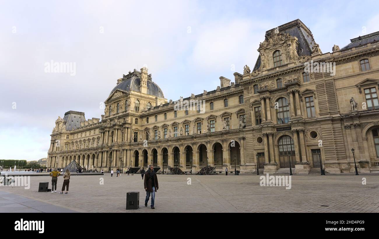 Tourists outside louvre museum in hi-res stock photography and images ...