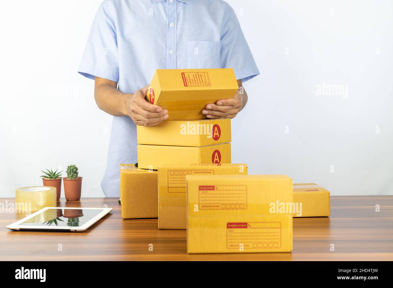 Man holding a box hi-res stock photography and images - Alamy