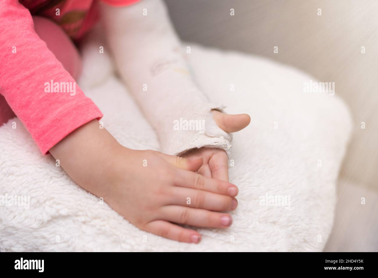 Girl's broken left arm has drawn a cute image on her arm on the plaster ...