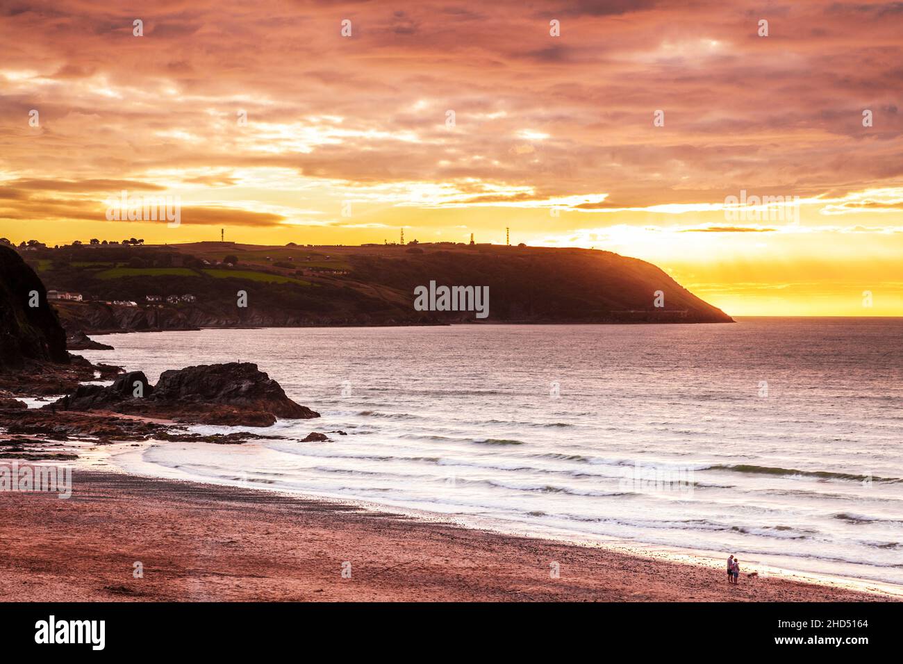 Welsh beach sunset couple hi-res stock photography and images - Alamy
