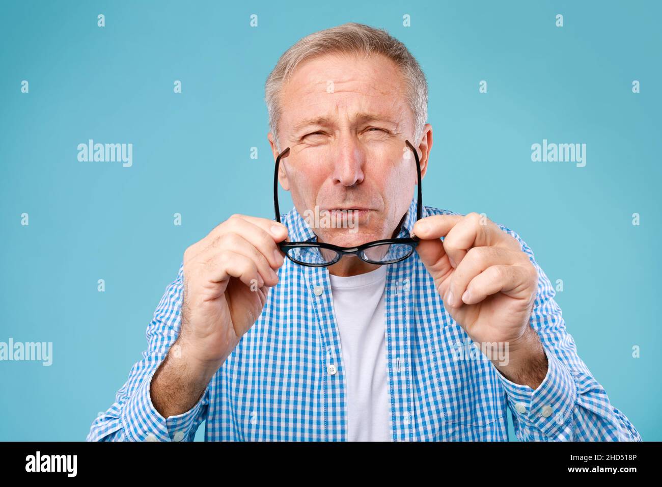 Man with squint hi-res stock photography and images - Alamy