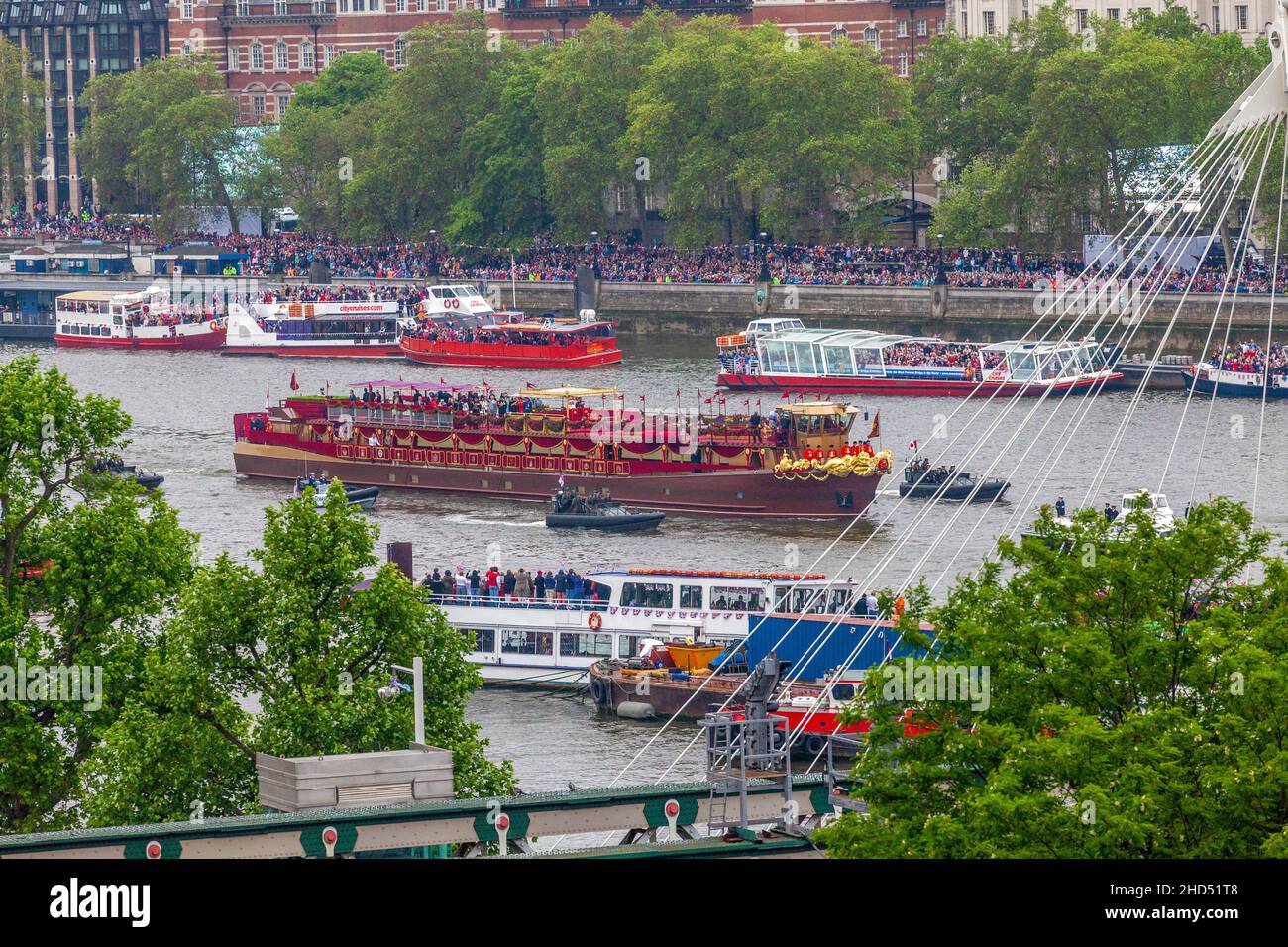 Queen diamond jubilee flotilla london hi-res stock photography and ...