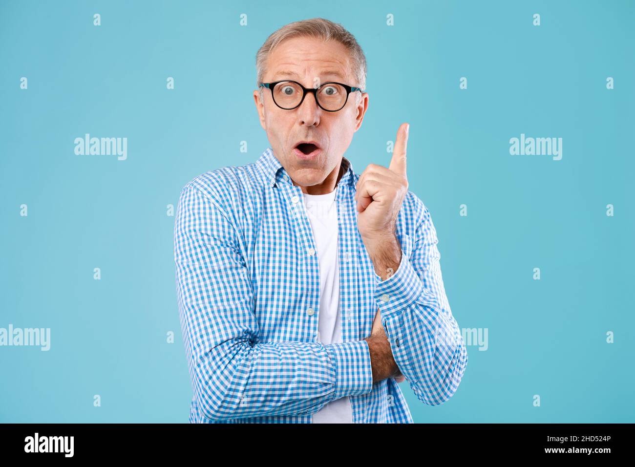 Old man points hi-res stock photography and images - Alamy