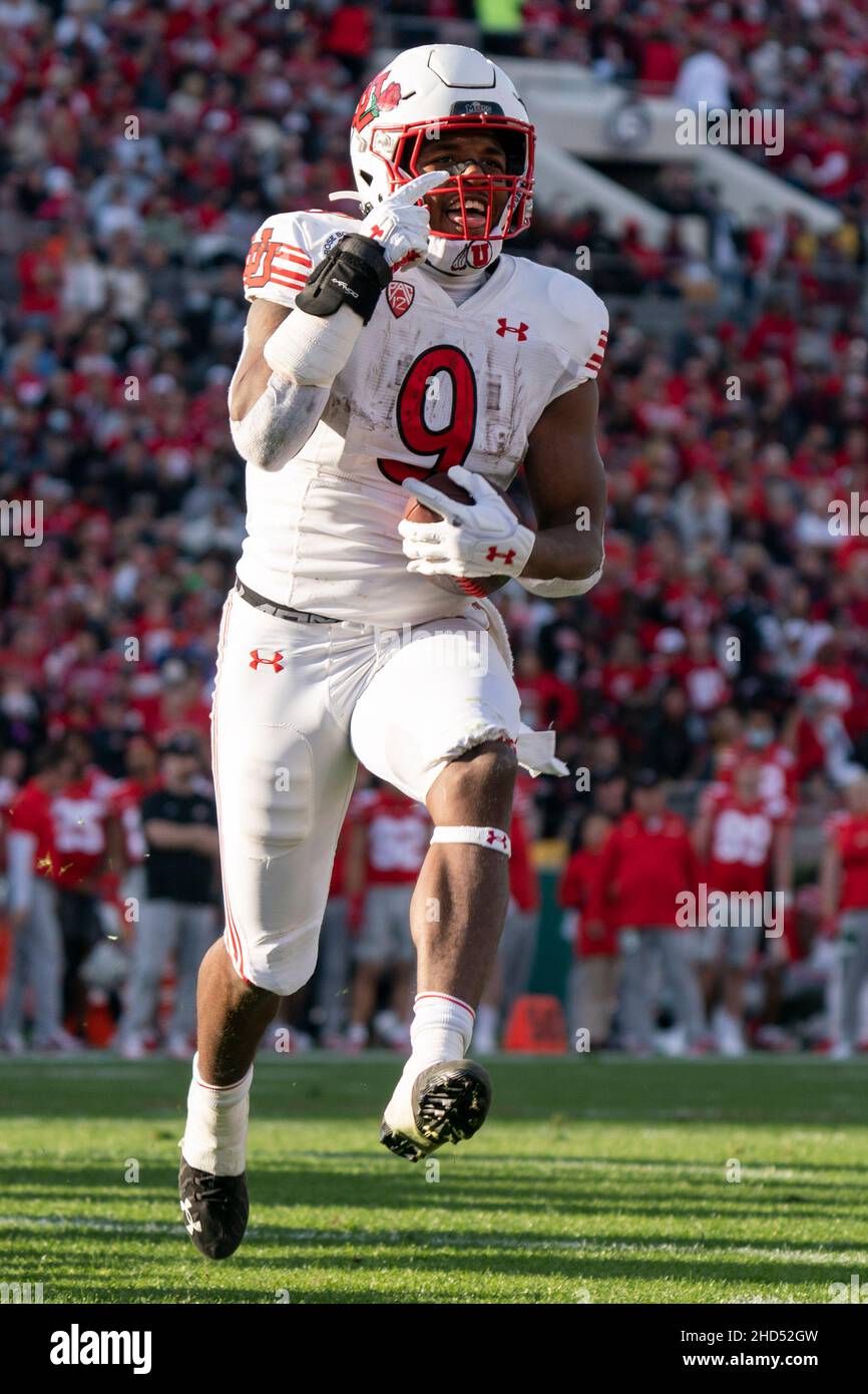 Utah Utes running back Tavion Thomas (9) runs the ball in for a score ...