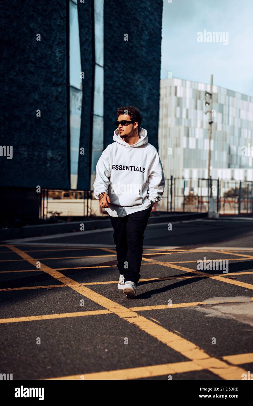 Walking between buildings hi-res stock photography and images - Alamy