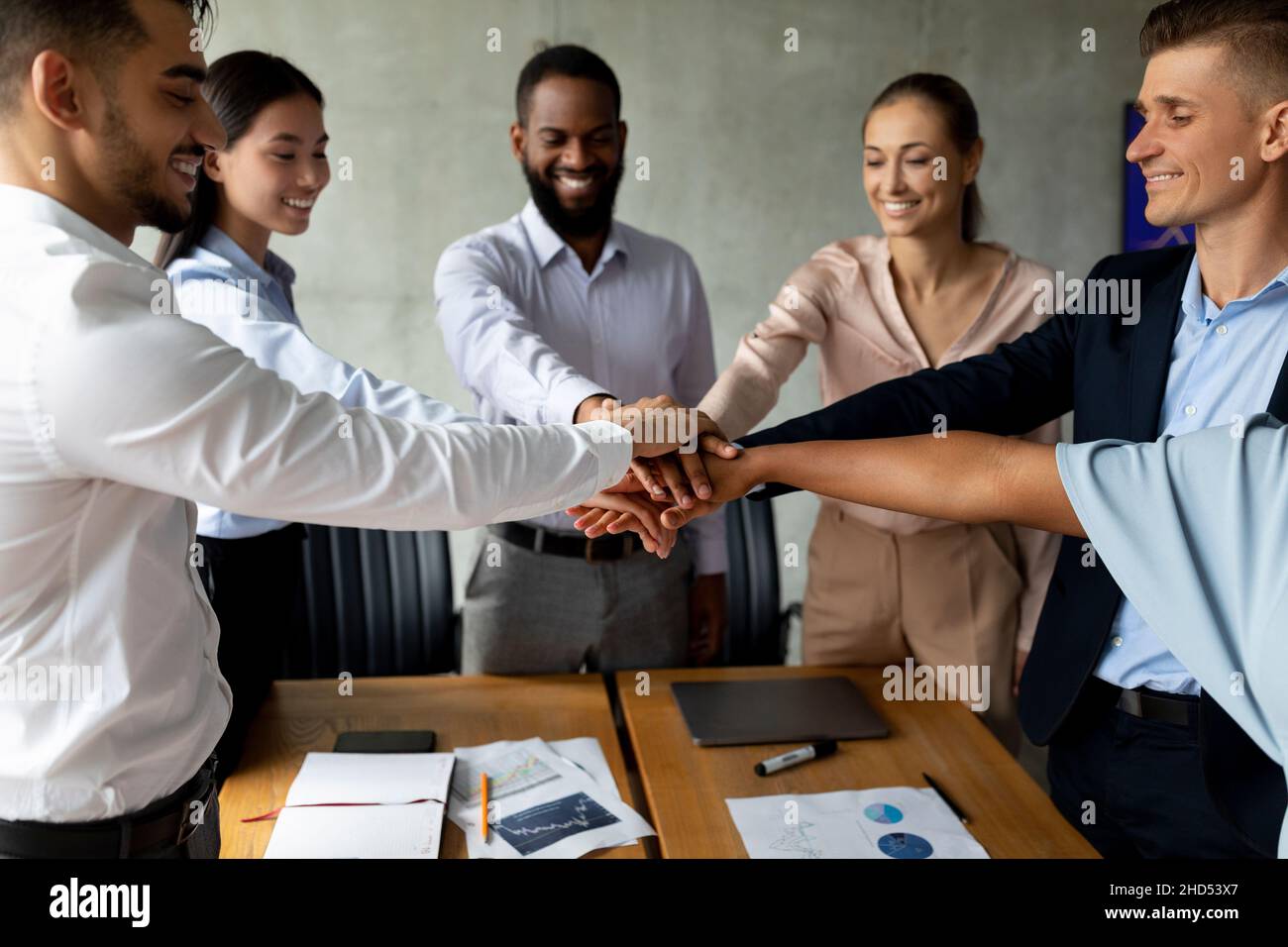 Teamwork friends unity collaboration hi-res stock photography and ...