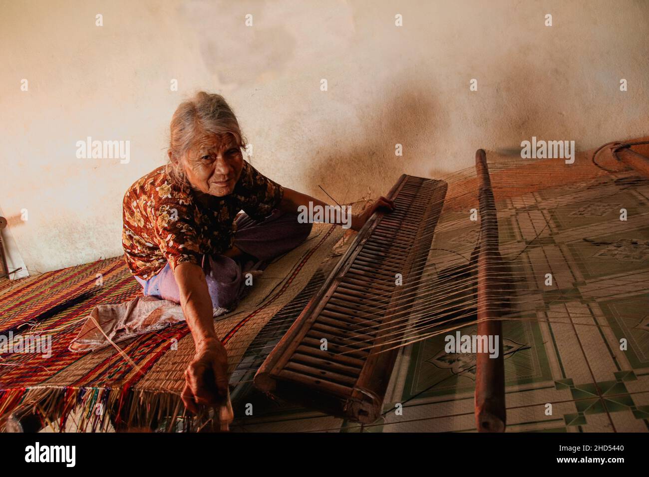 Old woman weaving traditional sedge mats in Duy Vinh Village, Vietnam ...