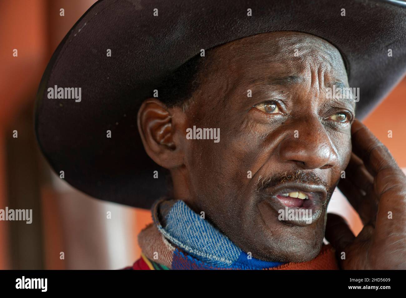 Singer man hi-res stock photography and images - Alamy
