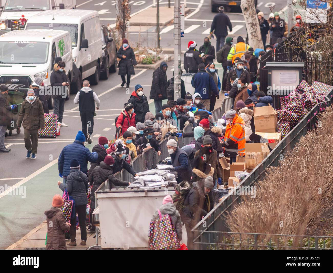 Homeless in cold weather hi-res stock photography and images - Alamy