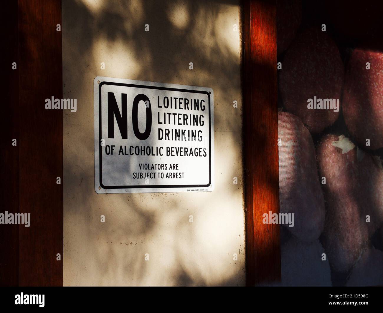Warning sign for not drinking alcoholic beverages Stock Photo - Alamy