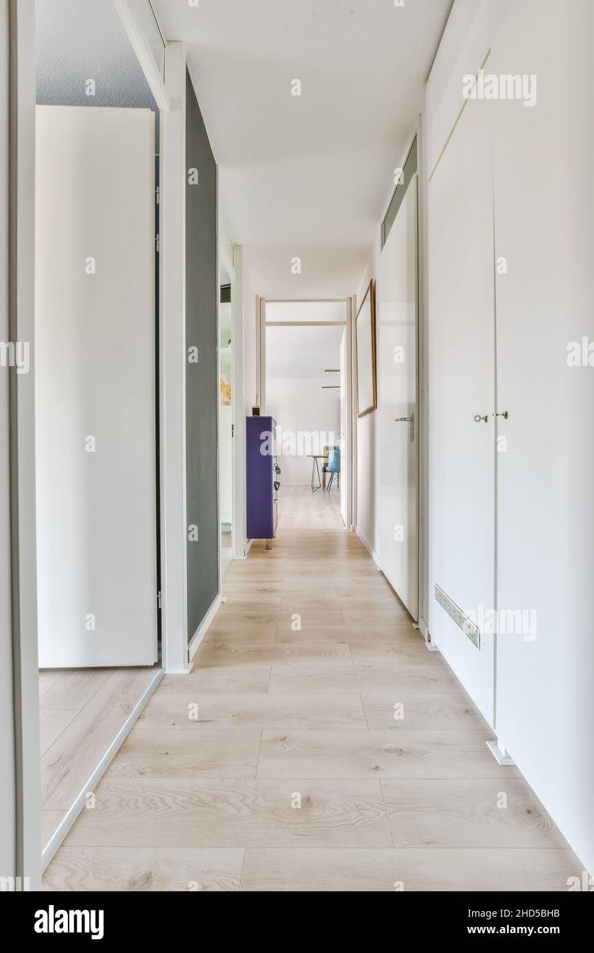 Empty hallway with white walls and parquet floor Stock Photo - Alamy