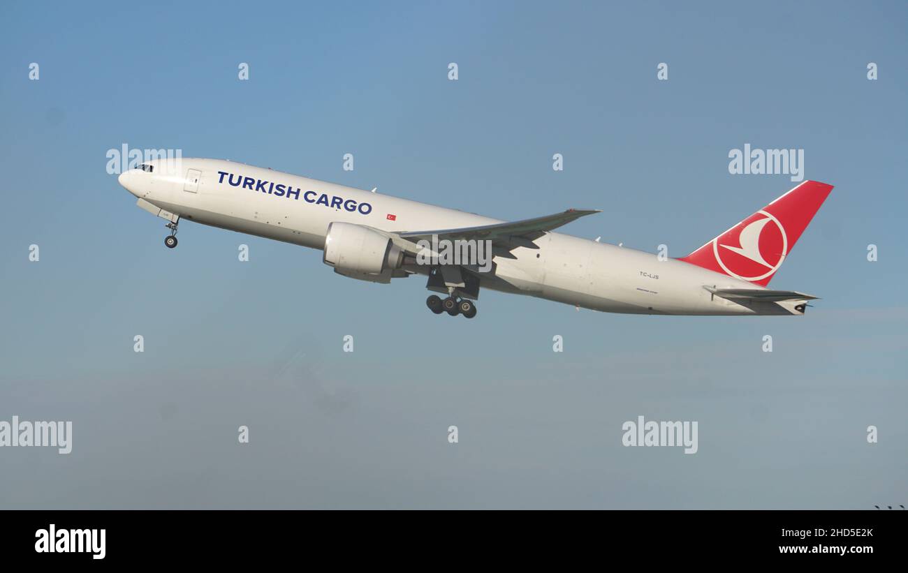 Boeing 777 sunny blue sky hi-res stock photography and images - Alamy
