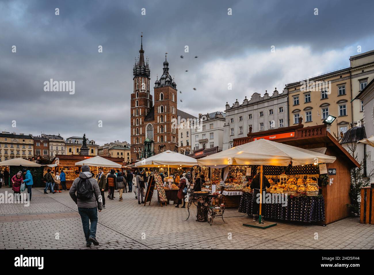 Krakow,Poland-December 17,2021.Famous Christmas market on main square ...