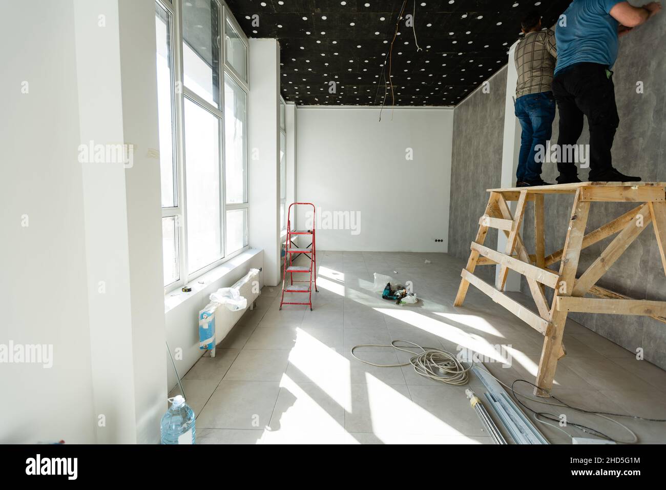 The wage workers set the ceiling profile in the new flat Stock Photo ...