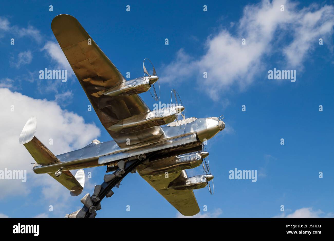 Bomber command lancaster statue hi-res stock photography and images - Alamy