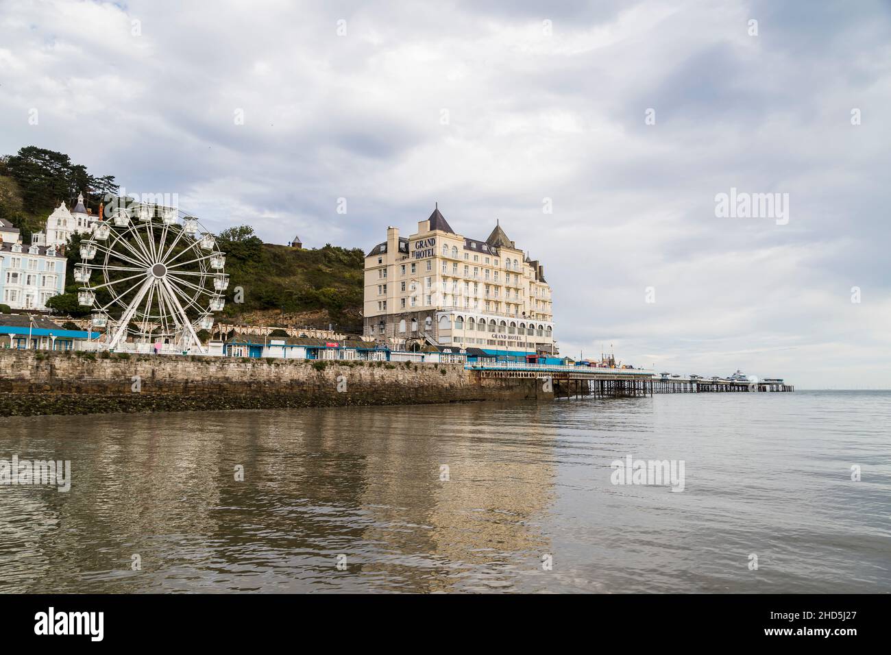 Fairground ride llandudno pier hi-res stock photography and images - Alamy