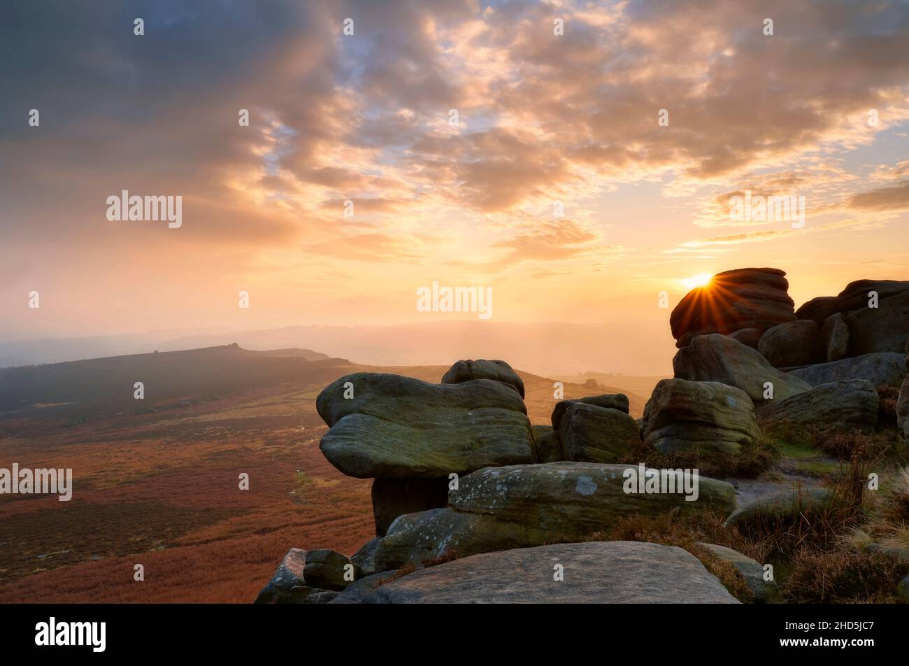 Dramatic rock sun derbyshire peak hi-res stock photography and images ...