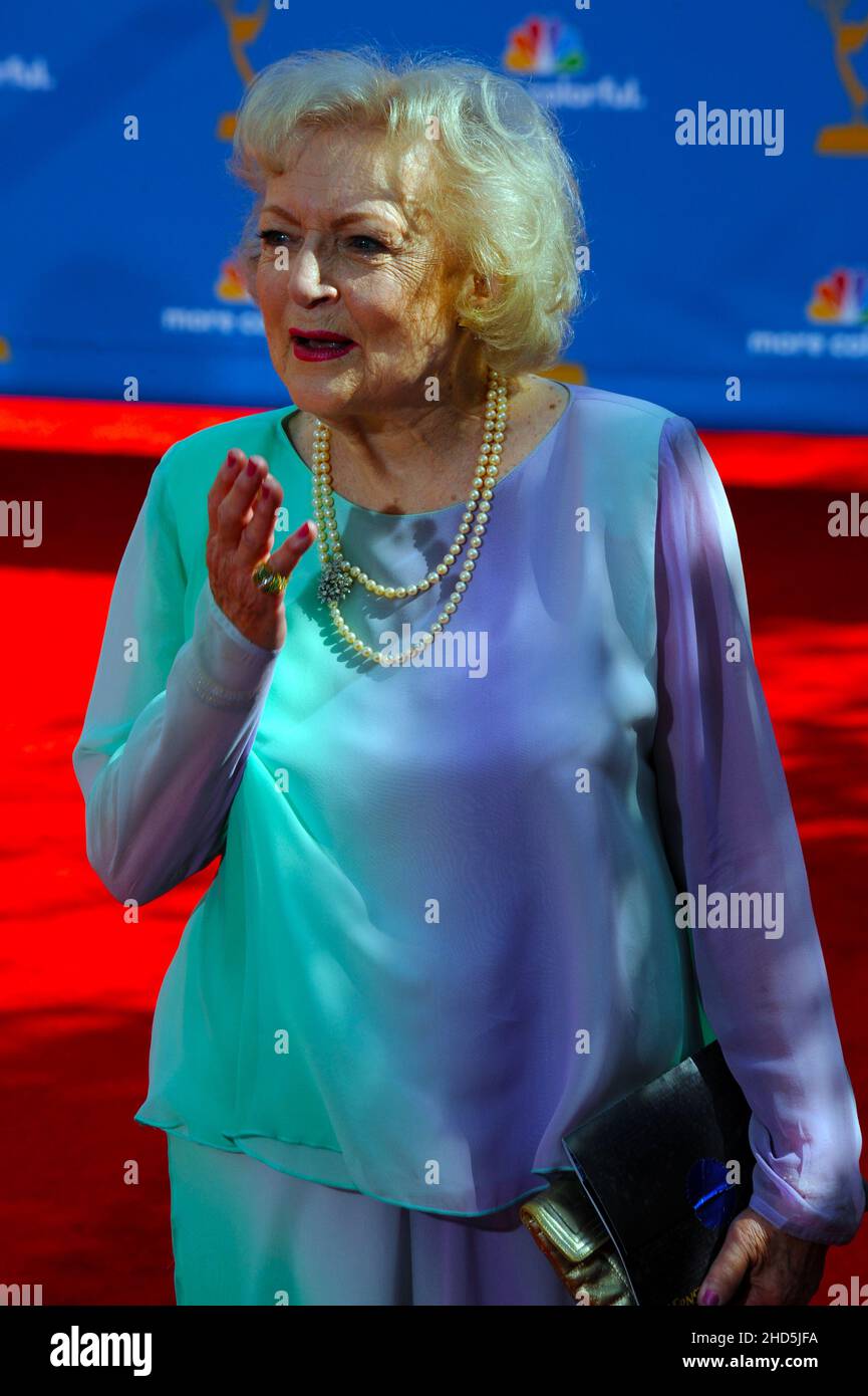 Actress Bette White on red carpet at the Emmy Awards in 2010 kisses to ...