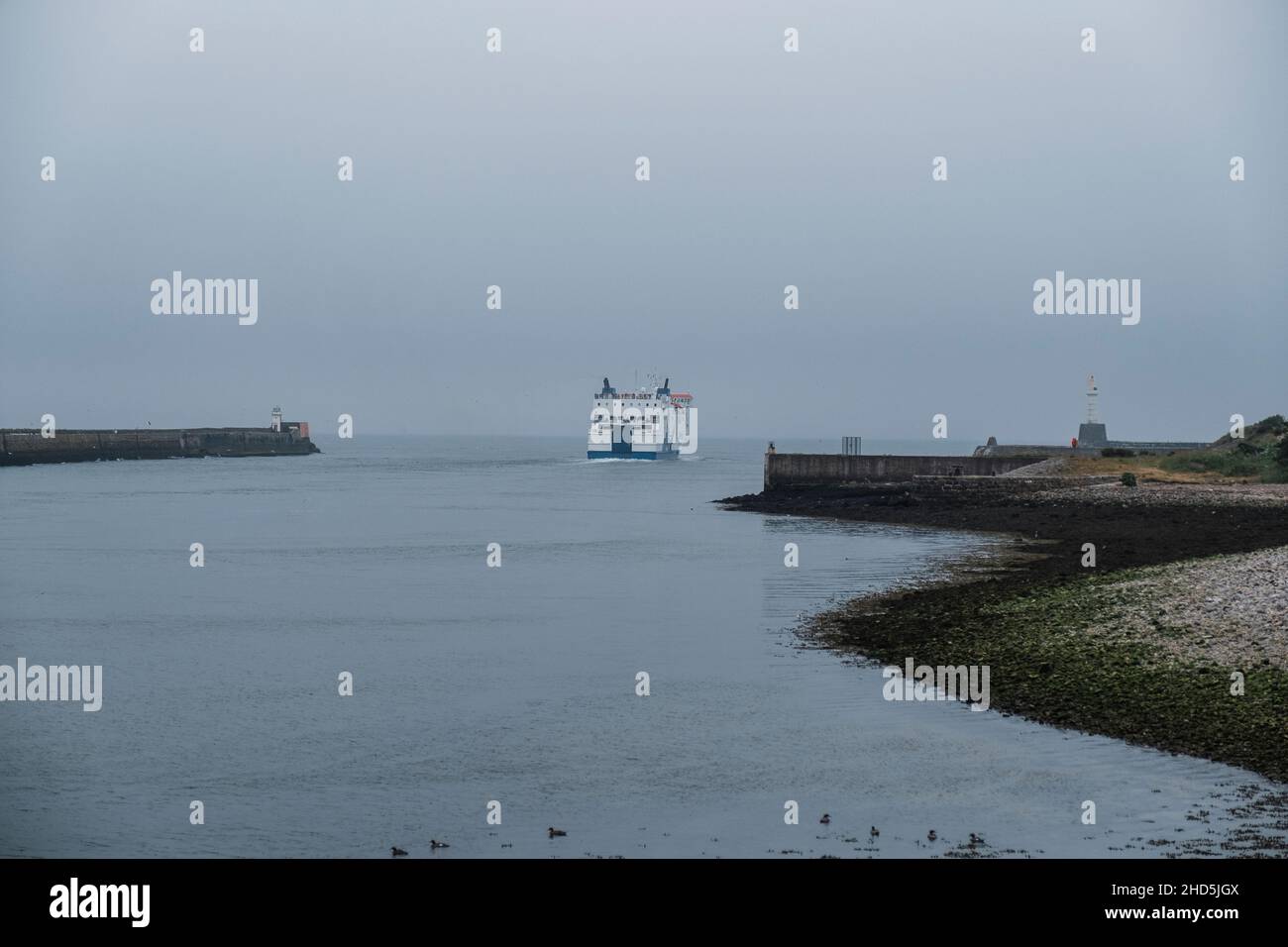 Aberdeen harbour lighthouse hi-res stock photography and images - Alamy