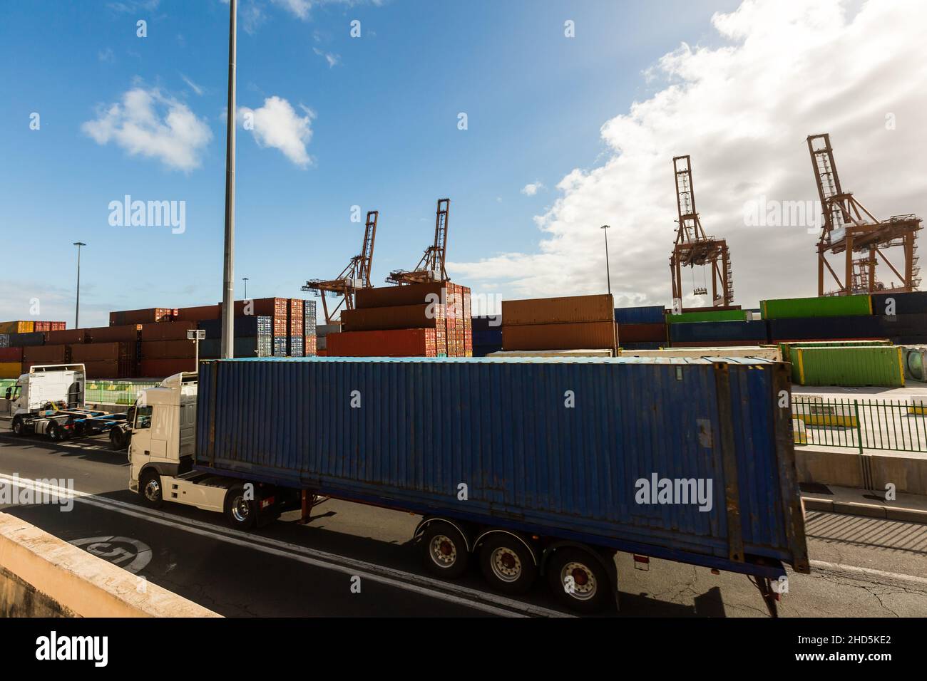 Truck lifting shipping containers hi-res stock photography and images ...