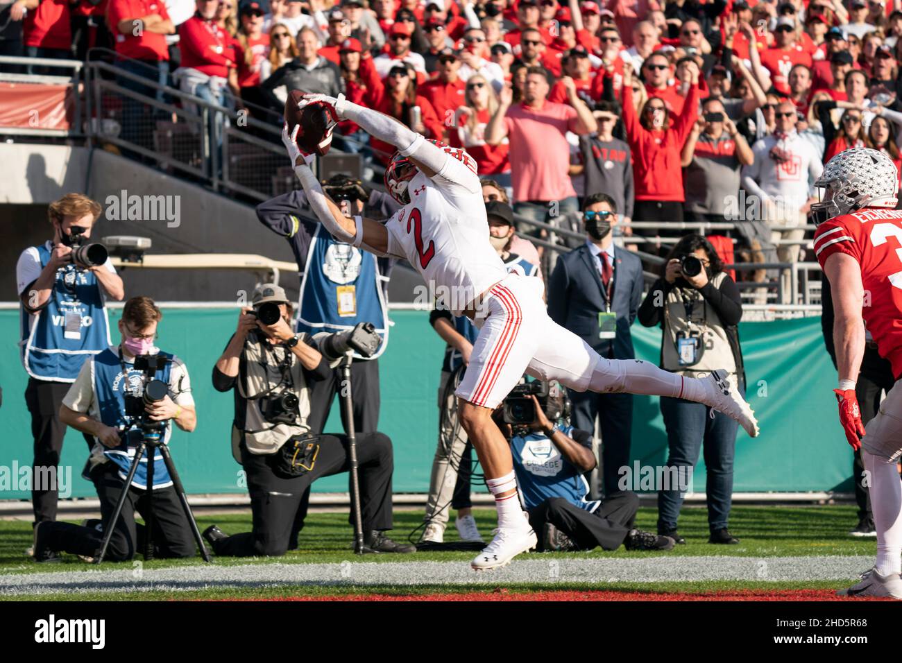 Utah Utes running back Micah Bernard (2) catches a pass for a touchdown ...