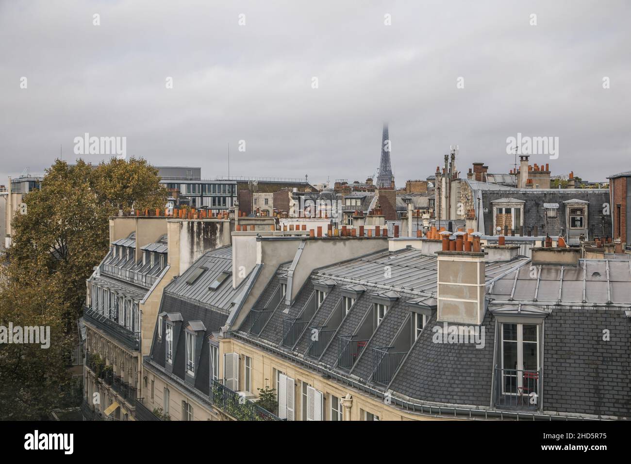 Paris rooftops hi-res stock photography and images - Alamy