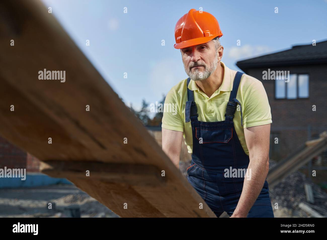 Lowering into the ground hi-res stock photography and images - Alamy