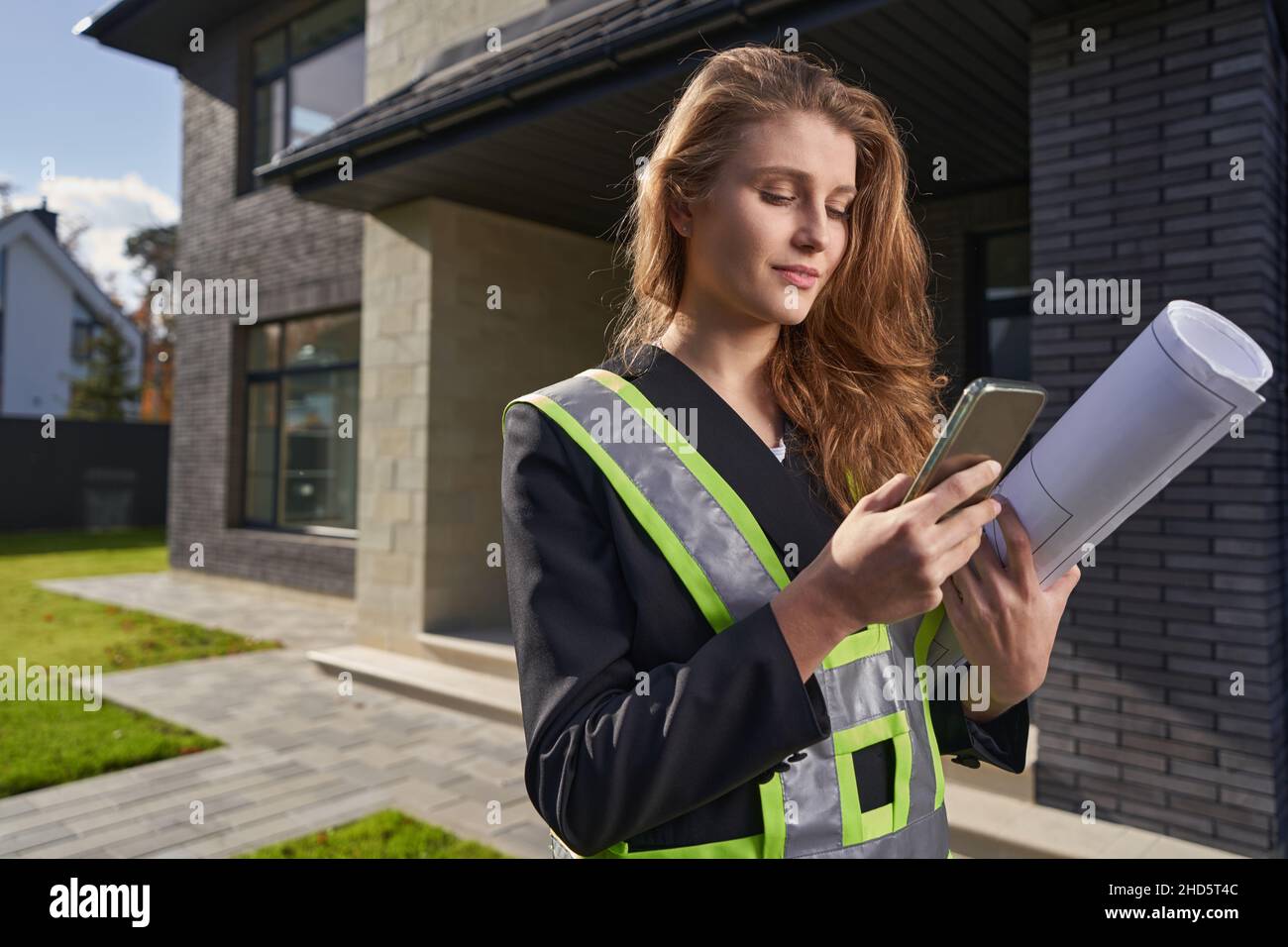 Ending call on smartphone hi-res stock photography and images - Alamy