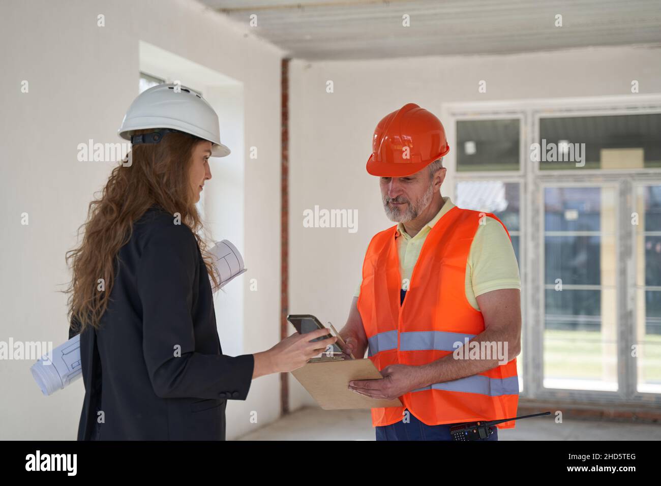 Civil engineer male hard hat phone hi-res stock photography and images ...