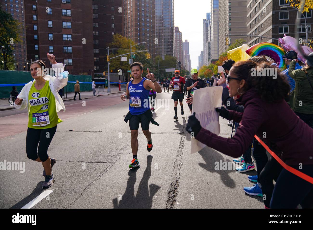 New York, USA. Nov 7th, 2021. Fans cheer on runners along First Avenue ...