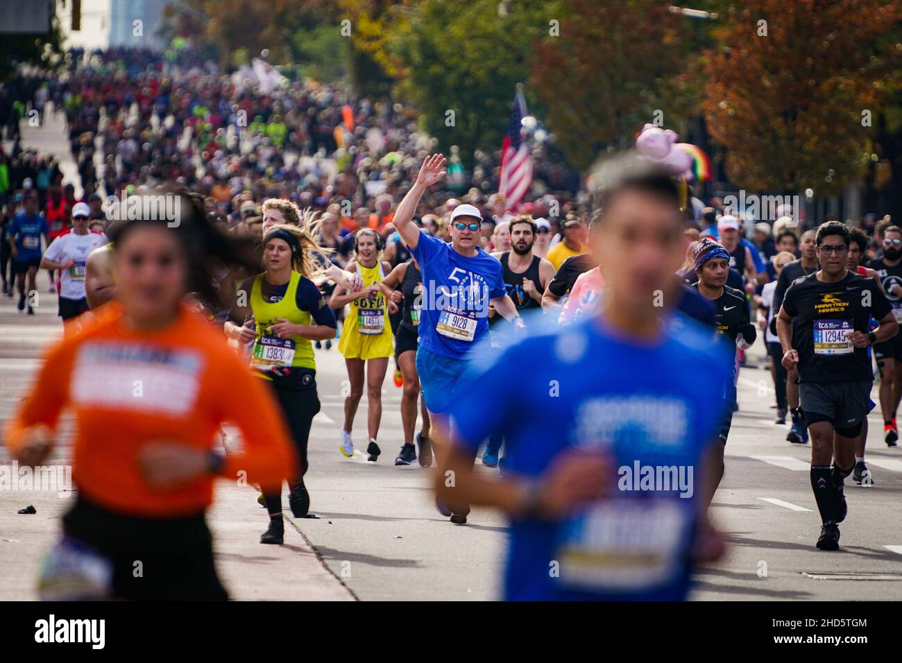New York, USA. Nov 7th, 2021. A runner wearing a commemorative 50th NYC ...