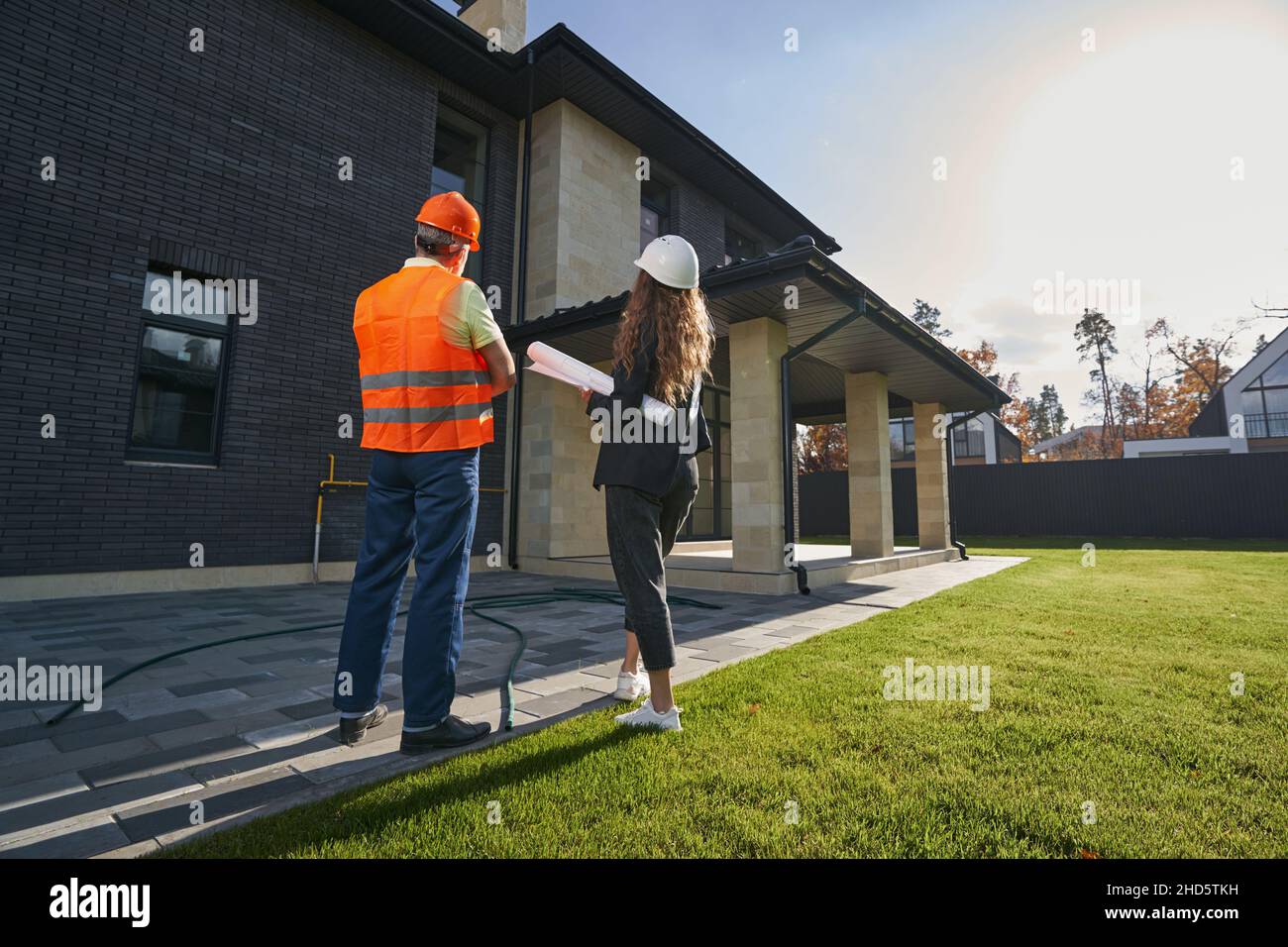 Female architect checking house hi-res stock photography and images - Alamy