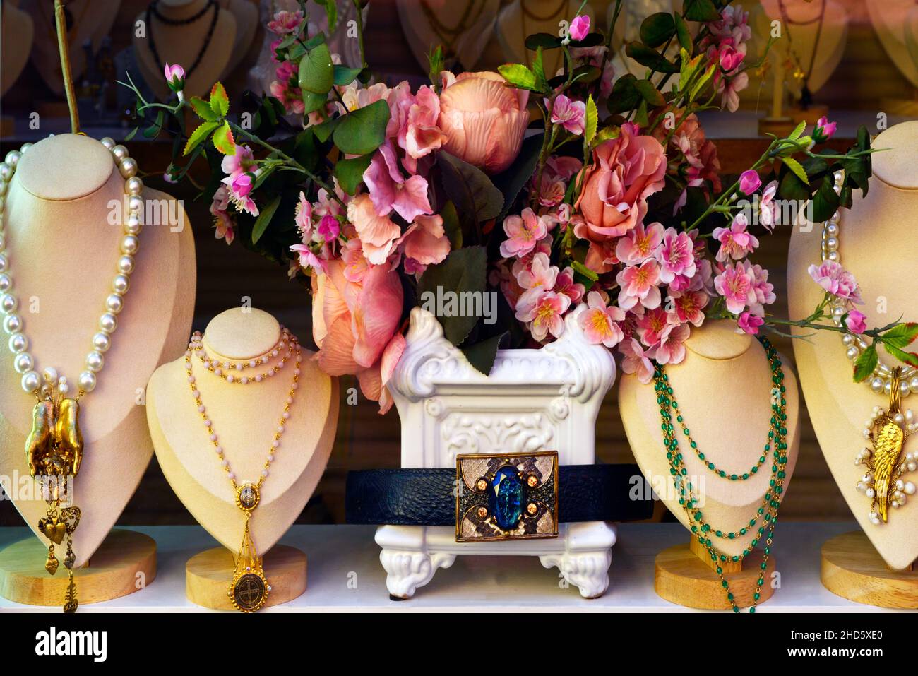 Pearl necklaces hi-res stock photography and images - Alamy