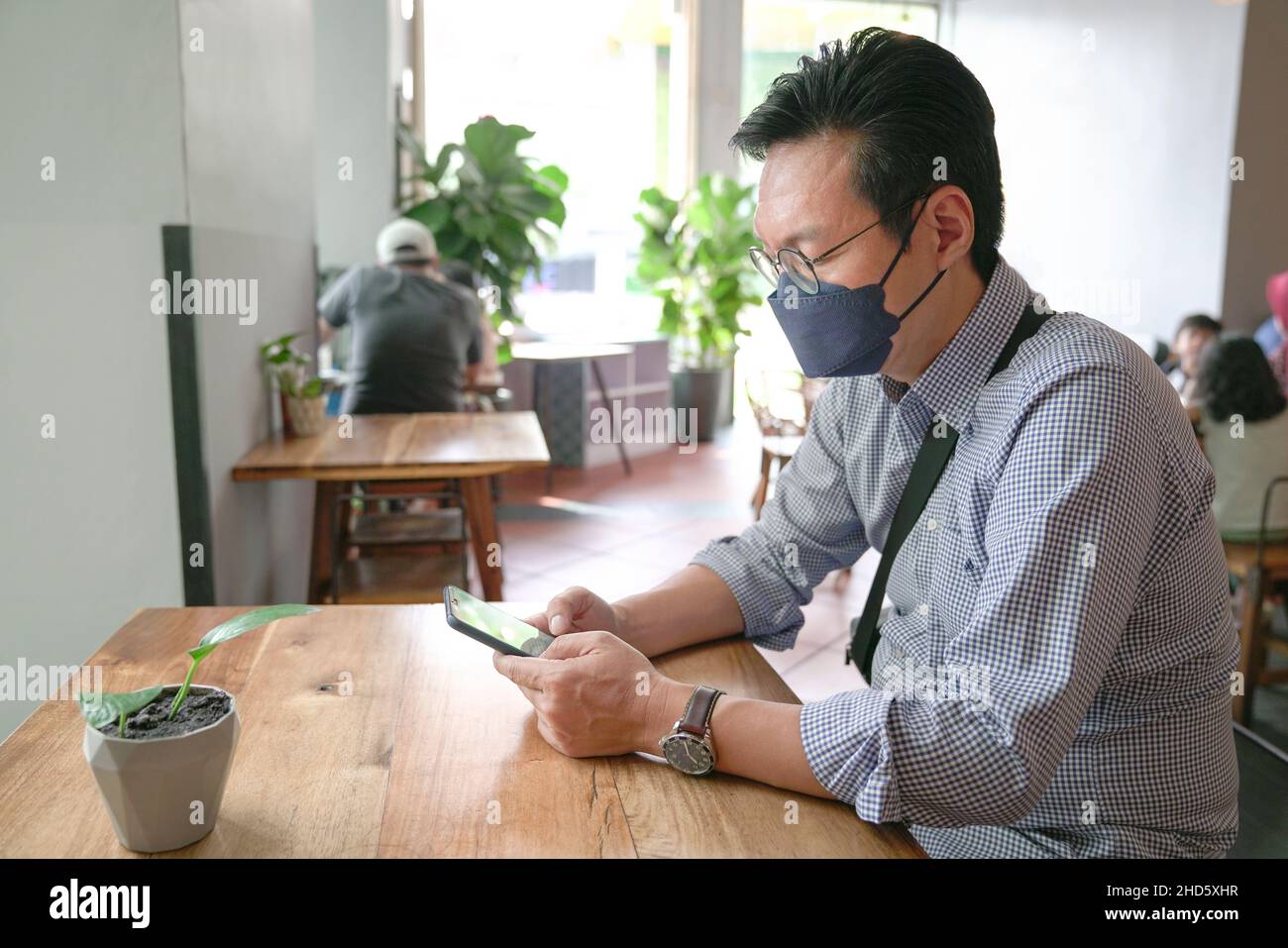 Asian using retail hi-res stock photography and images - Alamy