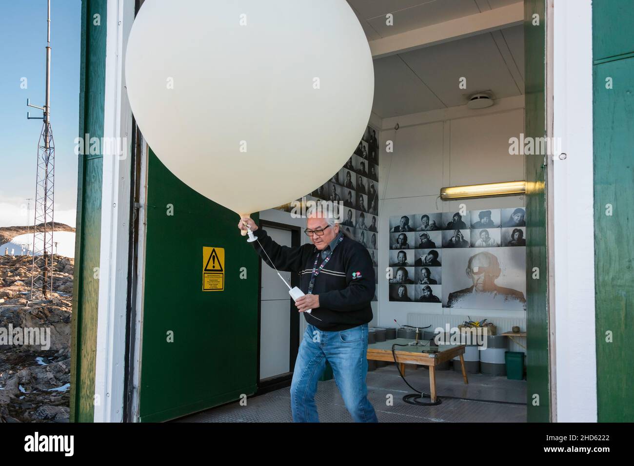 Preparing to launch the weather balloon, community pictures ... Preparing to launch the weather balloon, community pictures ...