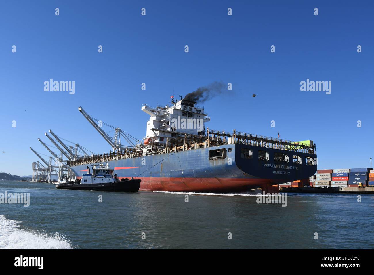 Tugs docking container ship APL President Eisenhower, Port of Oakland ...