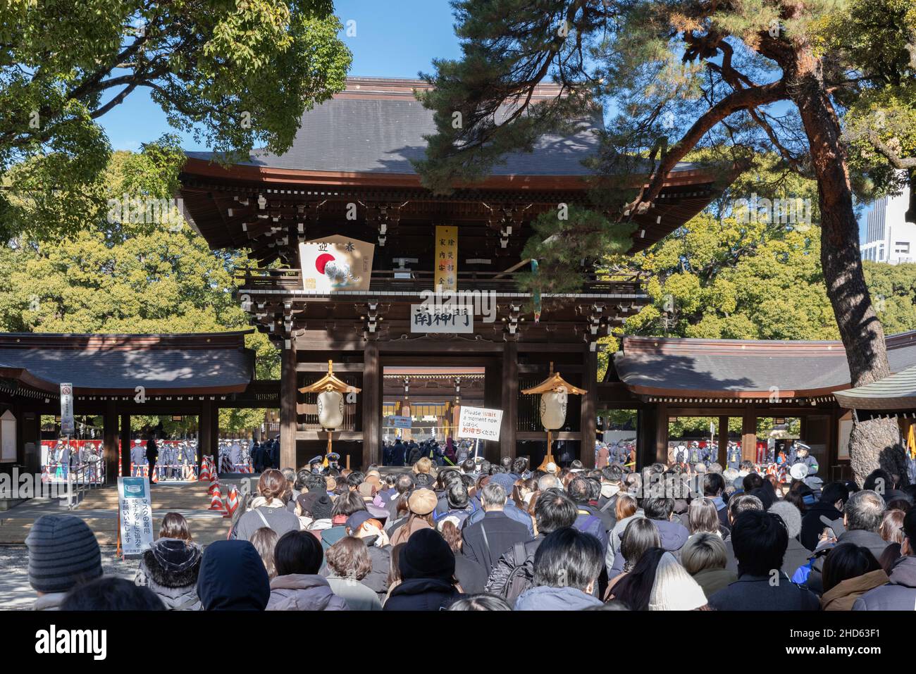 Tokyo, Japan. 03rd Jan, 2022. Worshipers are seen during Hatsum?de at ...