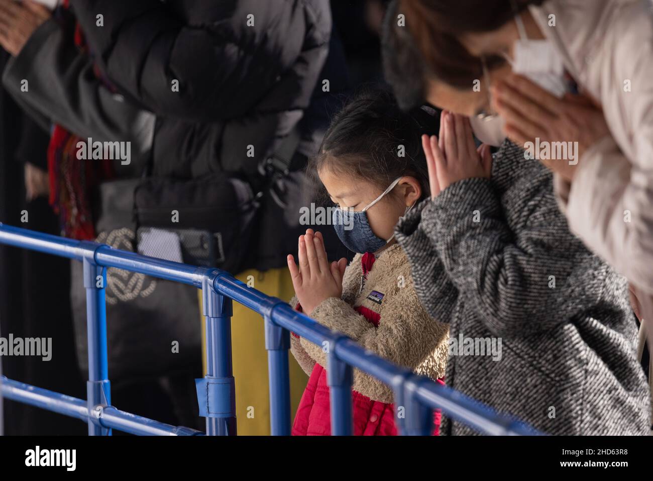 Worshipers pray during Hatsum?de at Meiji Jingu Shrine in Shibuya ...