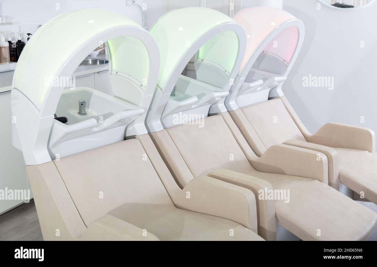 Professional chairs for washing hair in salon Stock Photo - Alamy