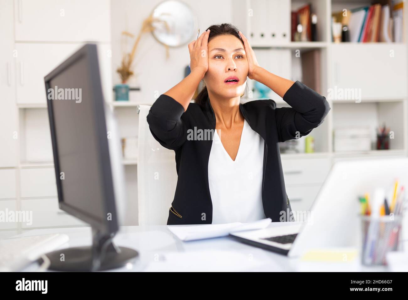 Angry female manager experiencing emotions in office Stock Photo - Alamy